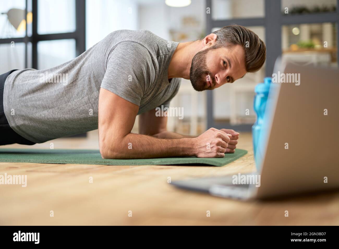 Sport man plank hi-res stock photography and images - Alamy