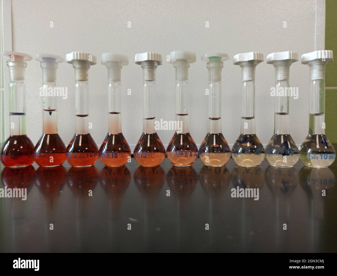 Laboratory extraction hi-res stock photography and images - Alamy