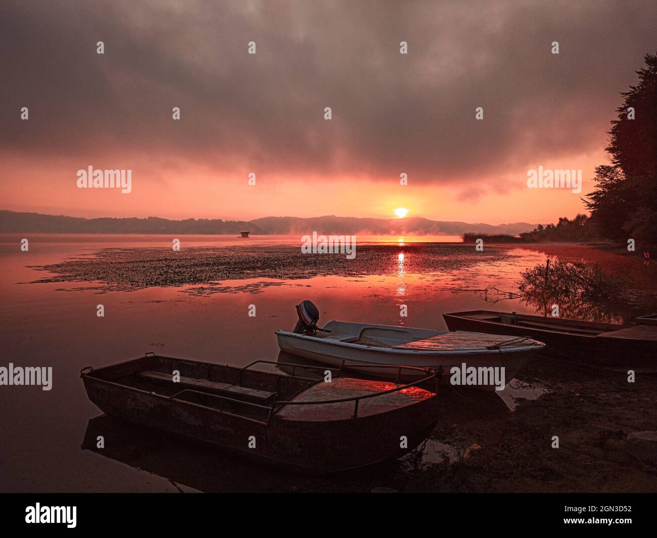 Sunrise modrac lake hi-res stock photography and images - Alamy