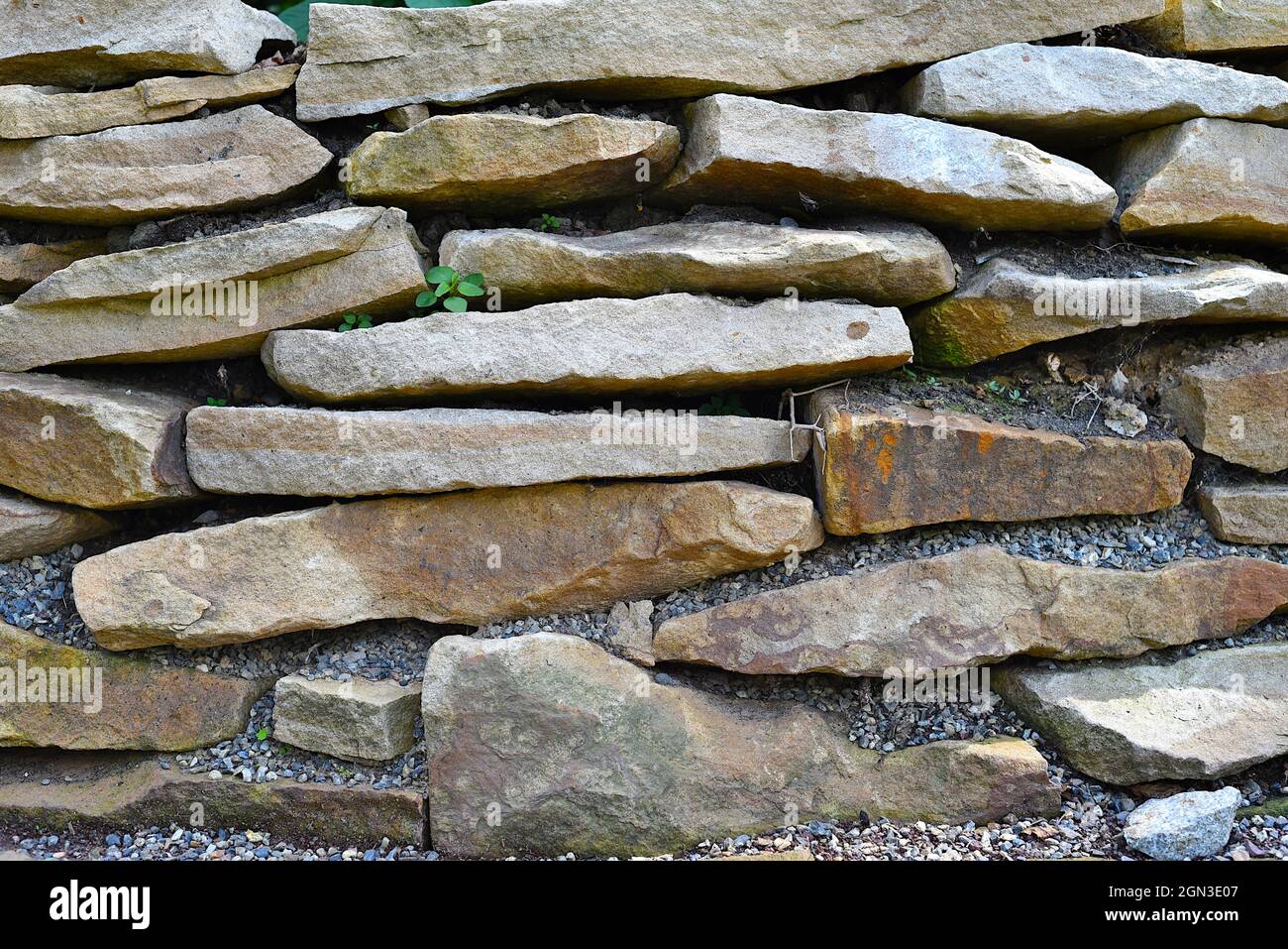 wall made of flat stones in a row Stock Photo - Alamy