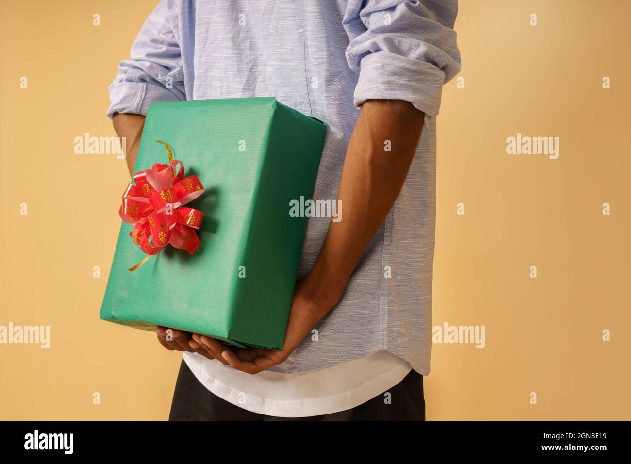 man is ready to give a christmas present Stock Photo - Alamy