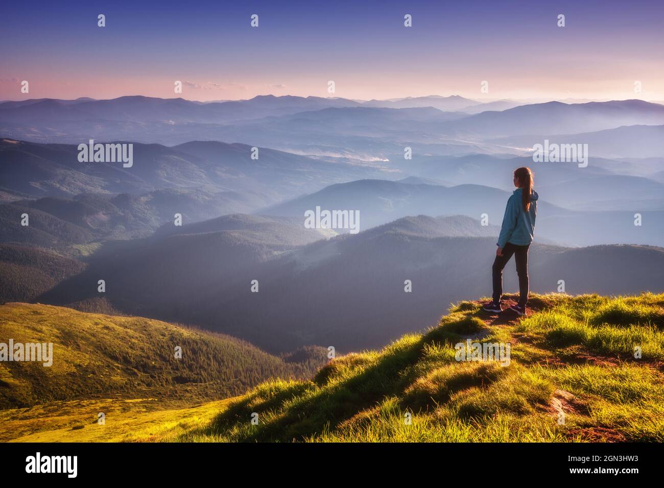 Girl looking mountain scenery hi-res stock photography and images - Alamy
