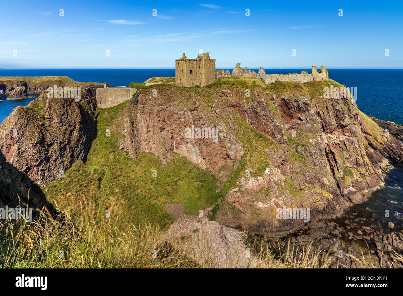 Scottish castle ruins hi-res stock photography and images - Alamy