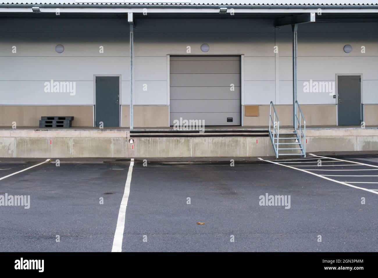 Loading dock for trucks at a industrial building Stock Photo - Alamy