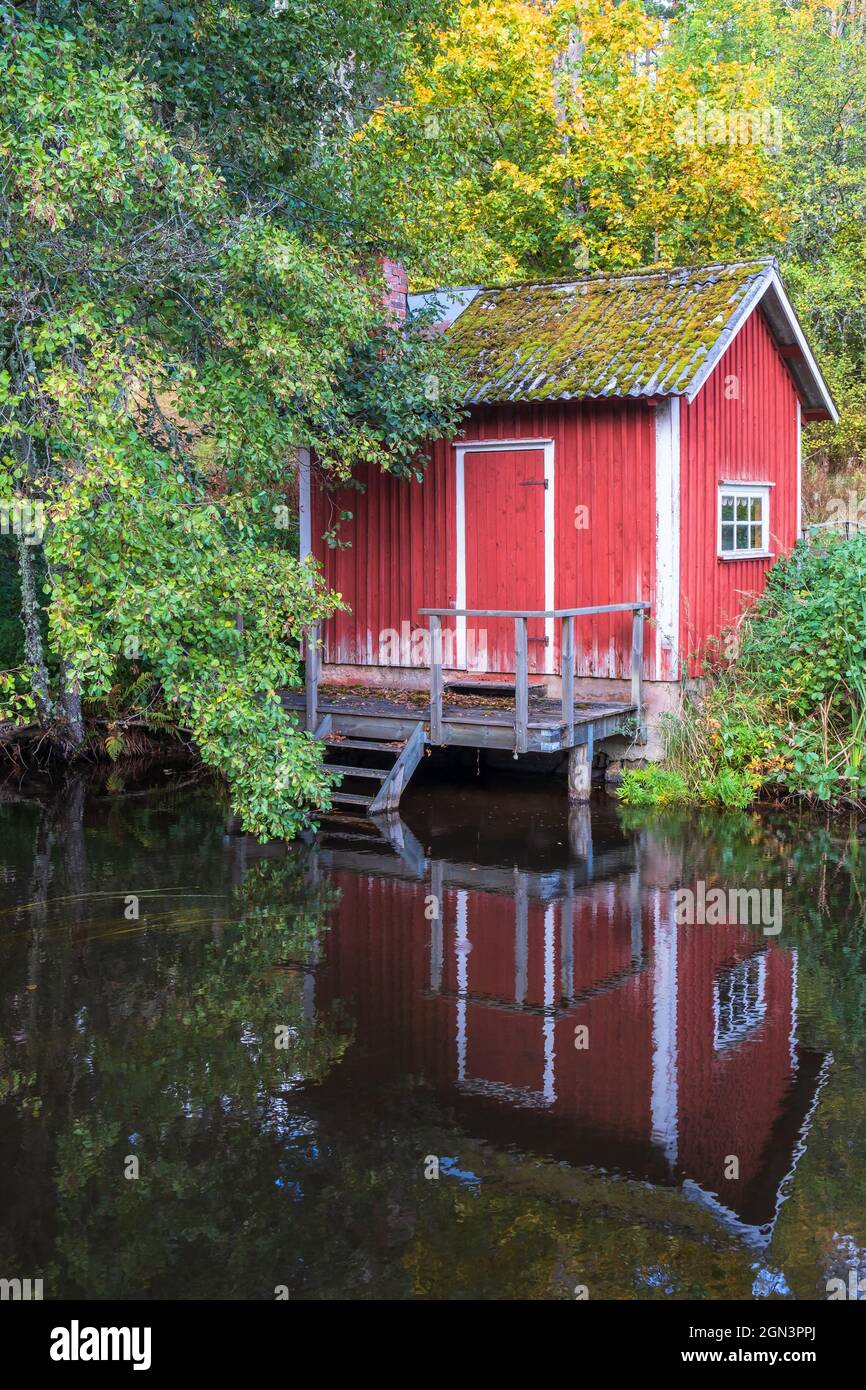 Red small cottage hi-res stock photography and images - Alamy