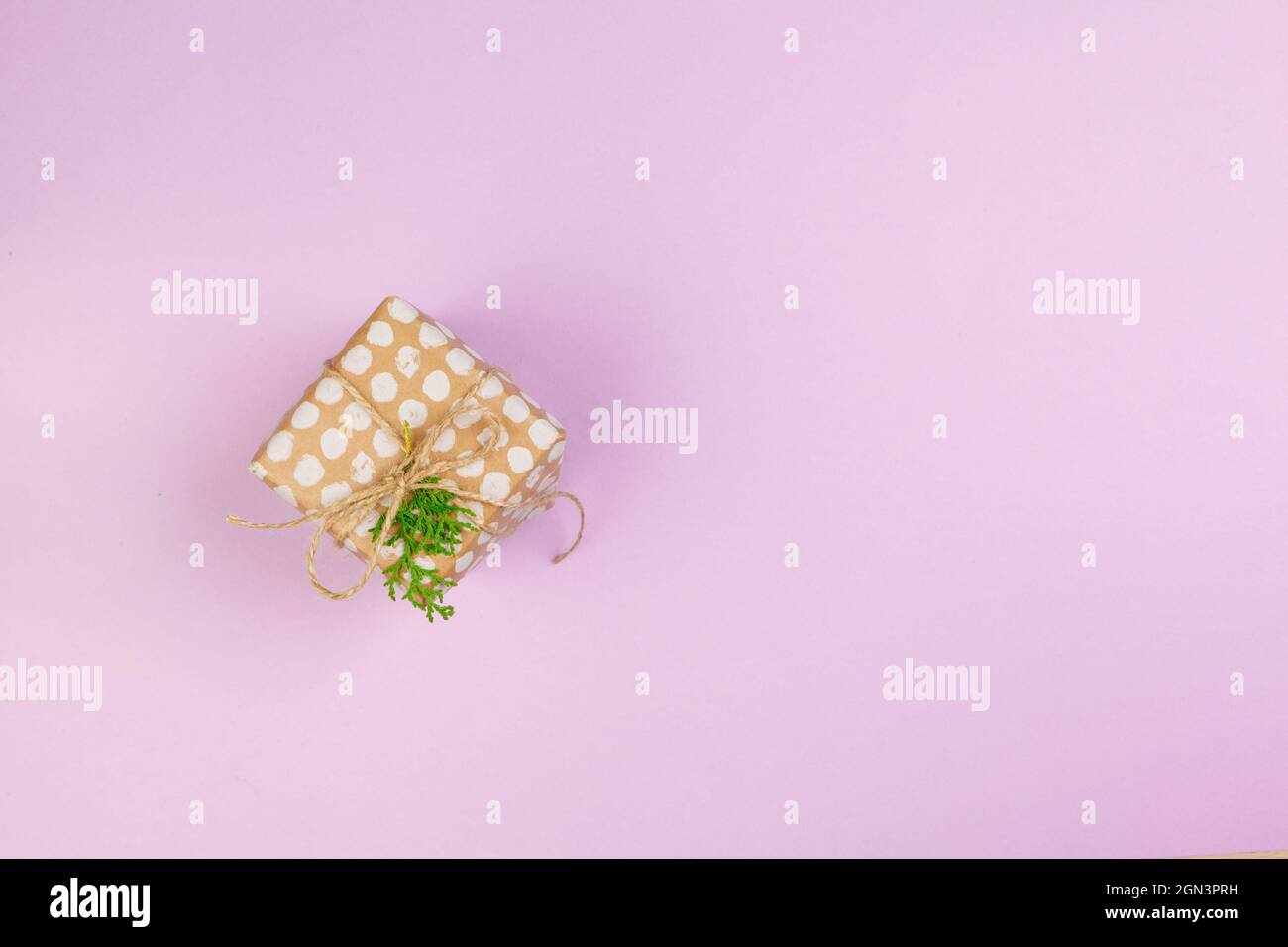 Top view of a decorated present with a bow on pink background Stock ...
