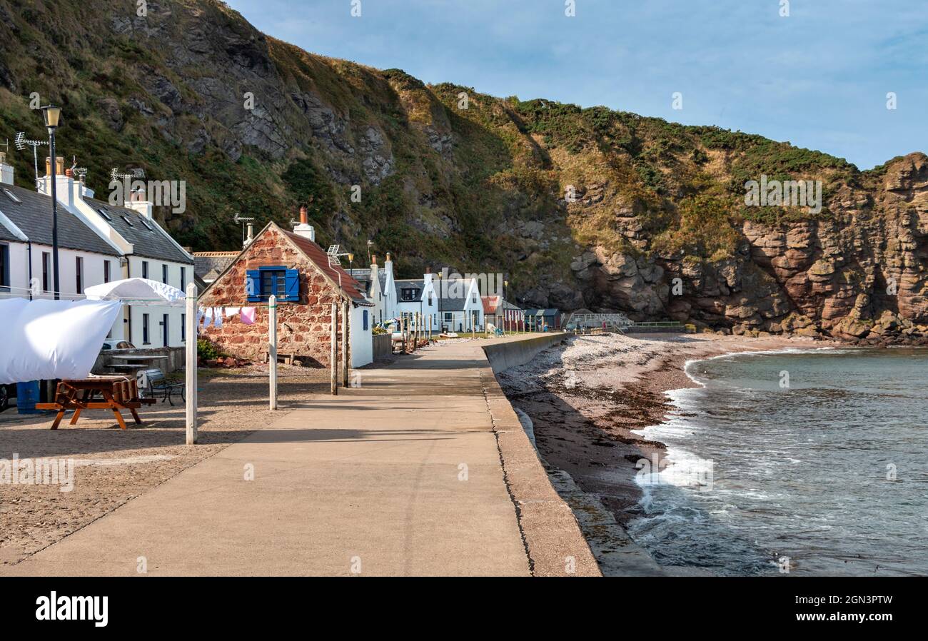 PENNAN ABERDEENSHIRE SCOTLAND CLIFFS THE BAY SEA AND ROW OF HOUSES IN ...