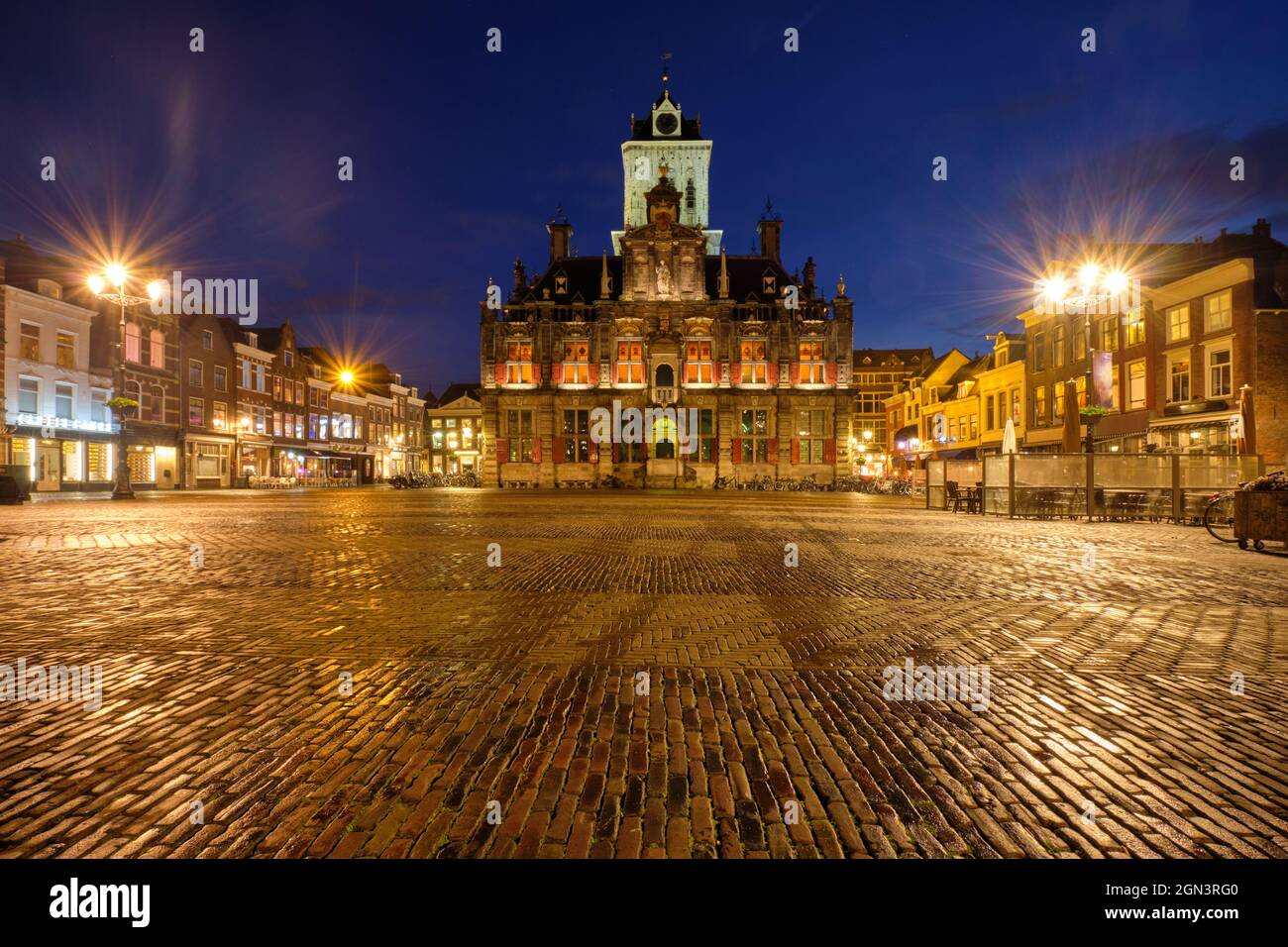 Delft Market Square Markt in the evening. Delfth, Netherlands Stock ...