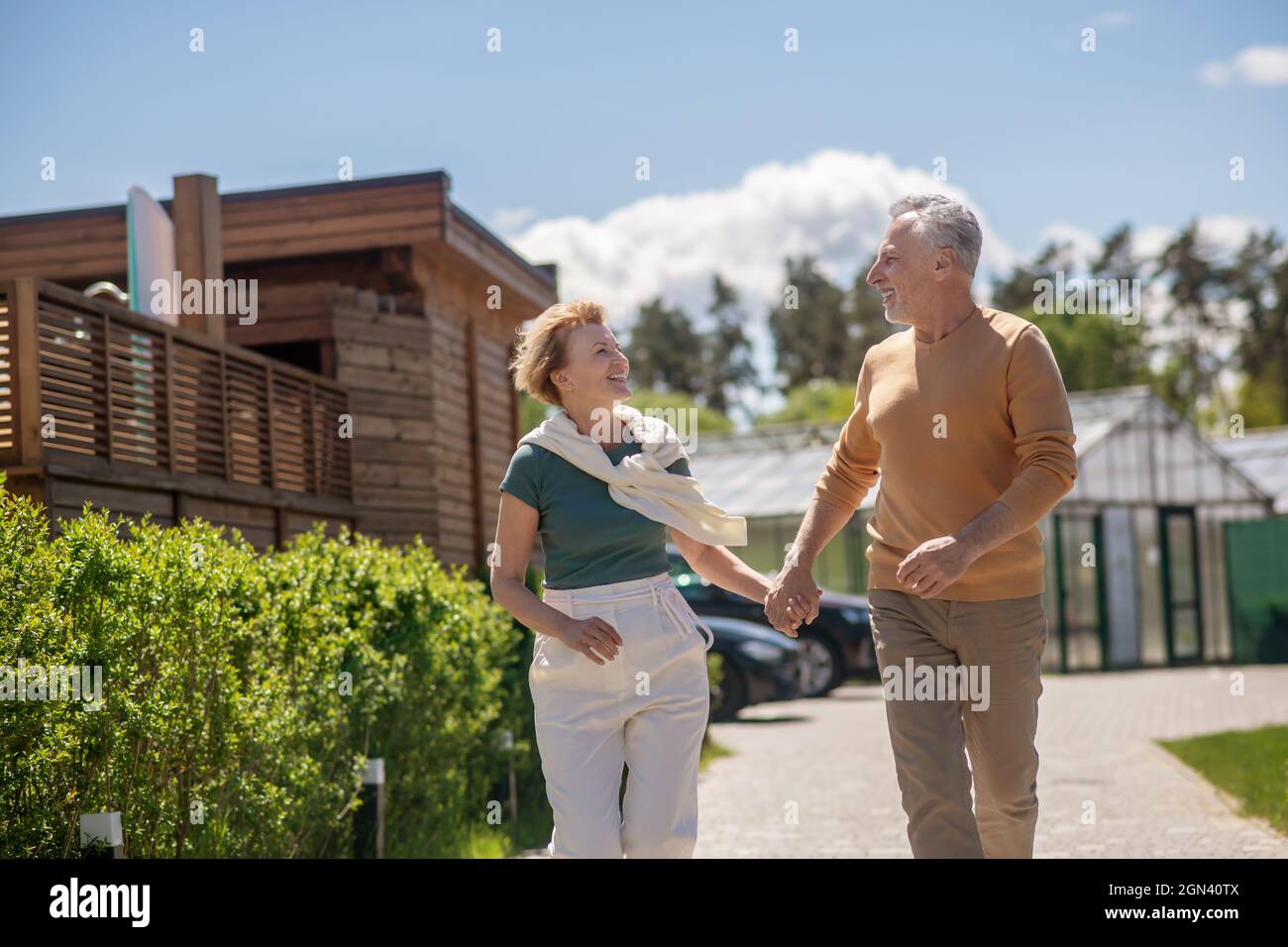 Couple gazing at each other hi-res stock photography and images - Alamy
