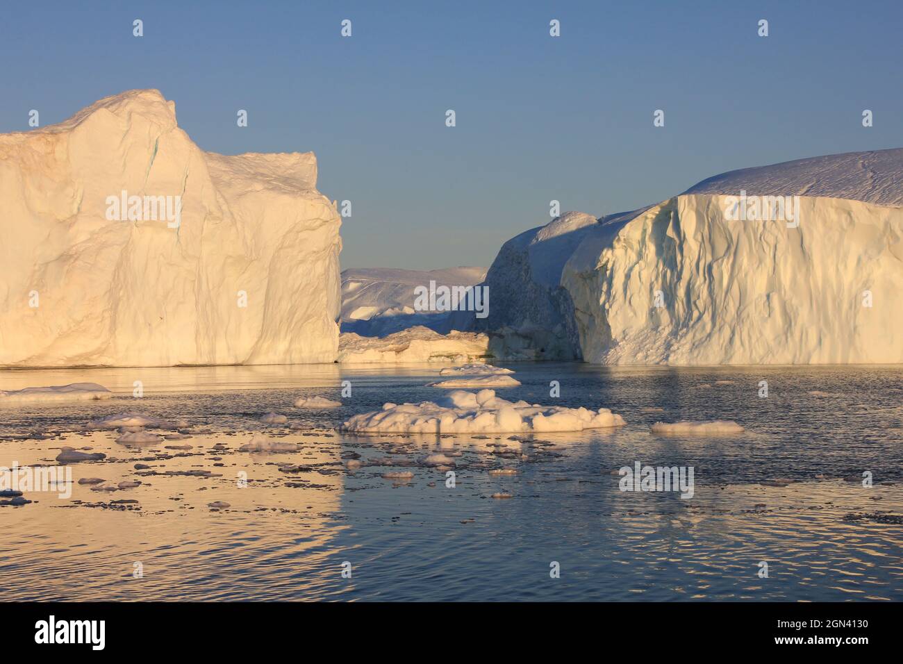 Breathtaking midnight sun iceberg scenery Stock Photo - Alamy