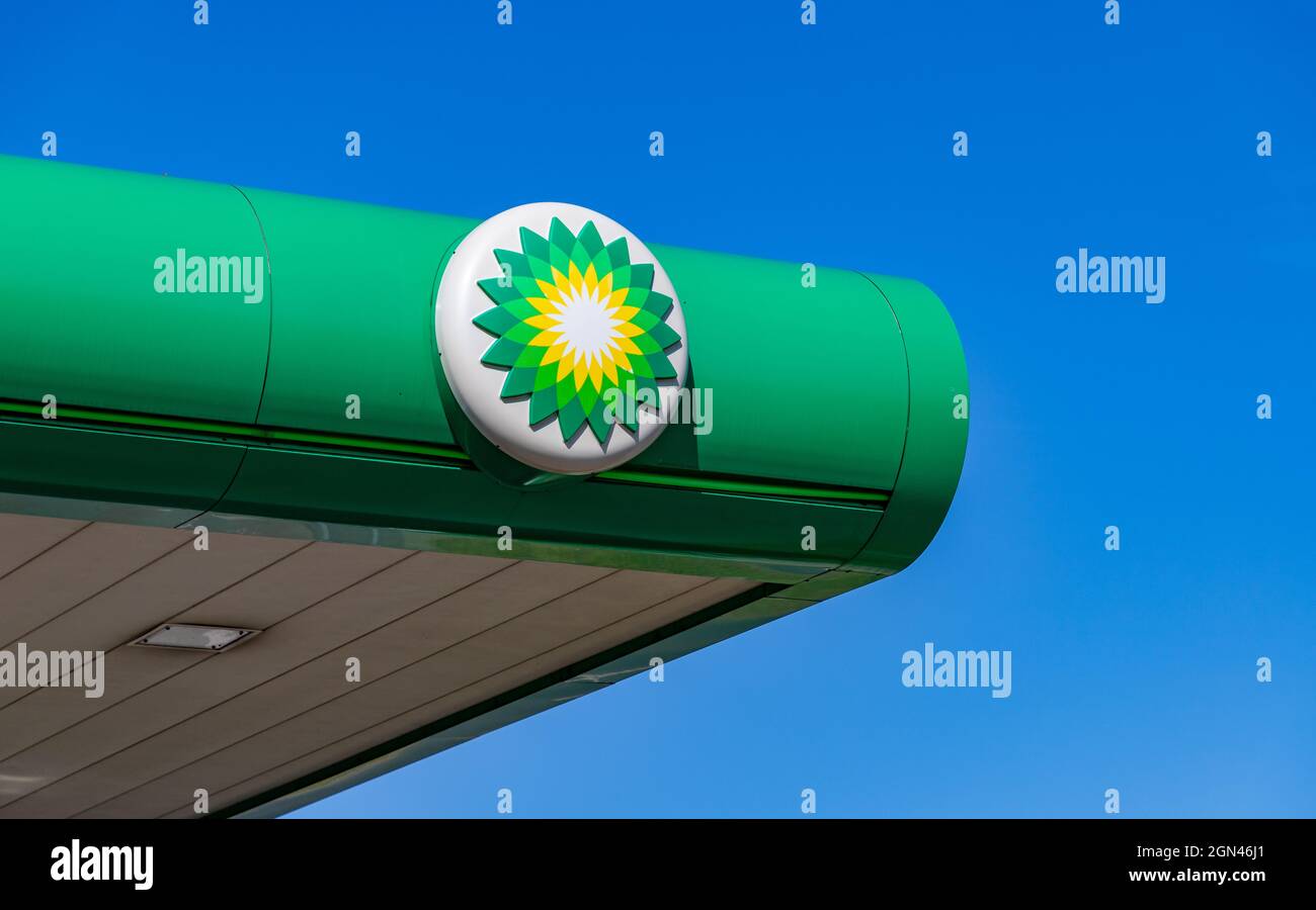 A picture of the BP logo on top of a gas station Stock Photo - Alamy