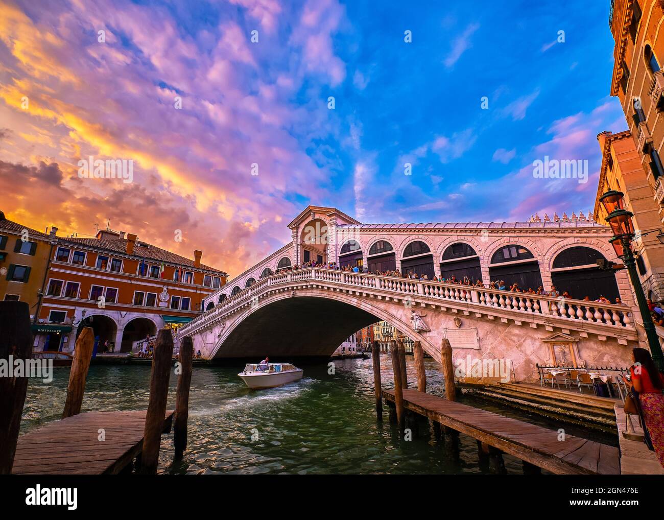 Sunset view of famous bridge of Rialto or ponte di Rialto over Grand ...