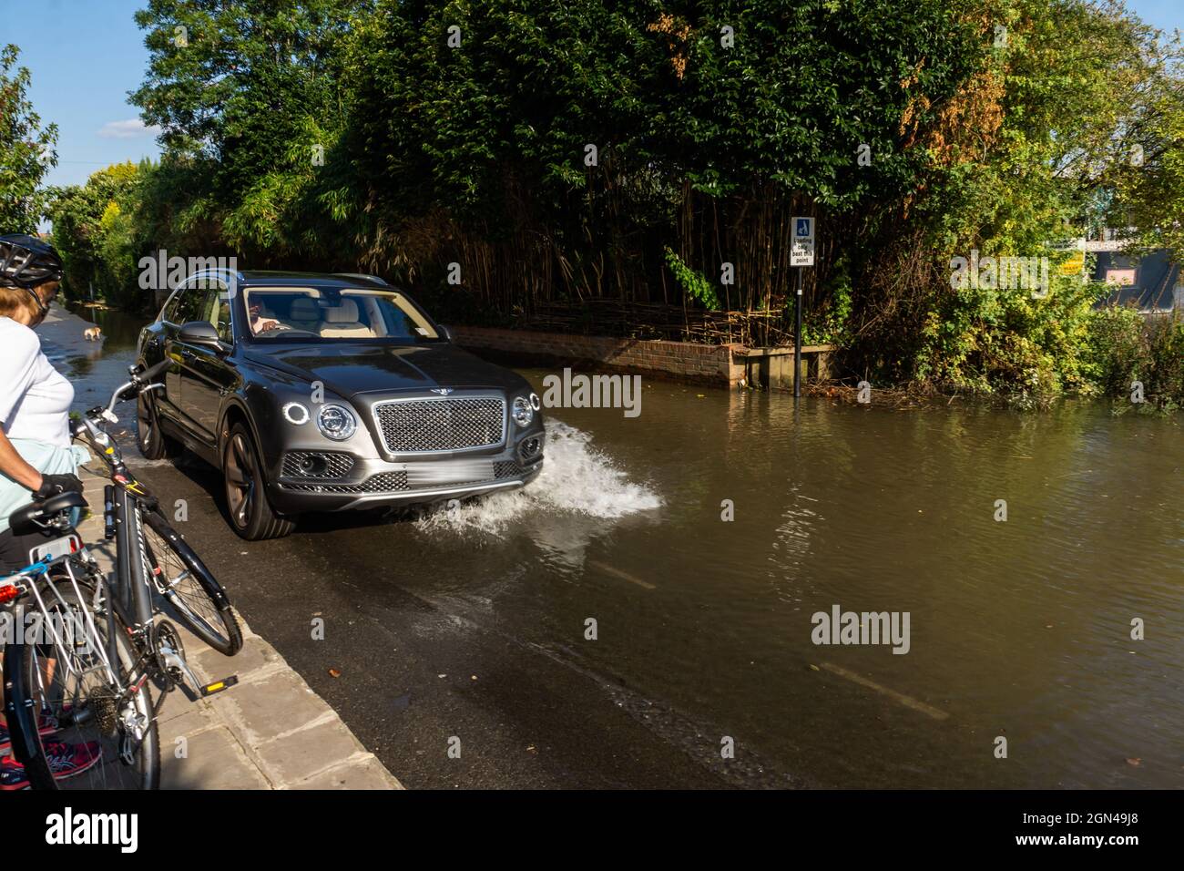 London, UK. 22nd Sep, 2021. Chiswick Mall at High Tide. The first day ...