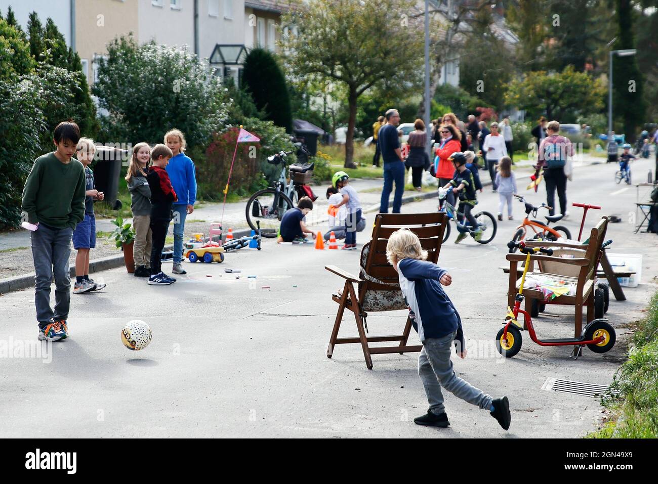 Berlin, Germany. 22nd Sep, 2021. Children play on the temporary play ...