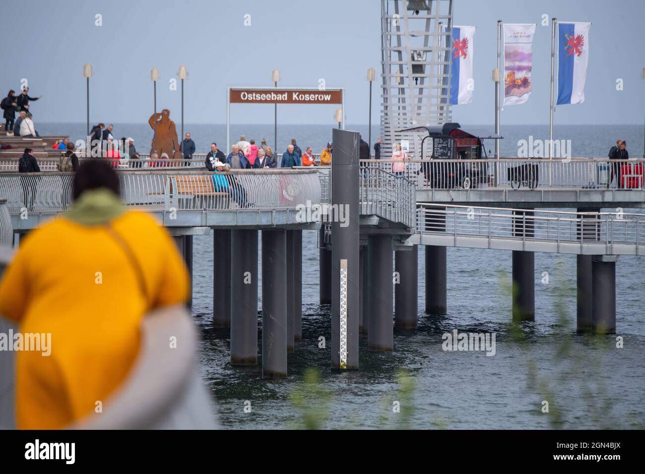 22 September 2021, Mecklenburg-Western Pomerania, Koserow: Tourists ...