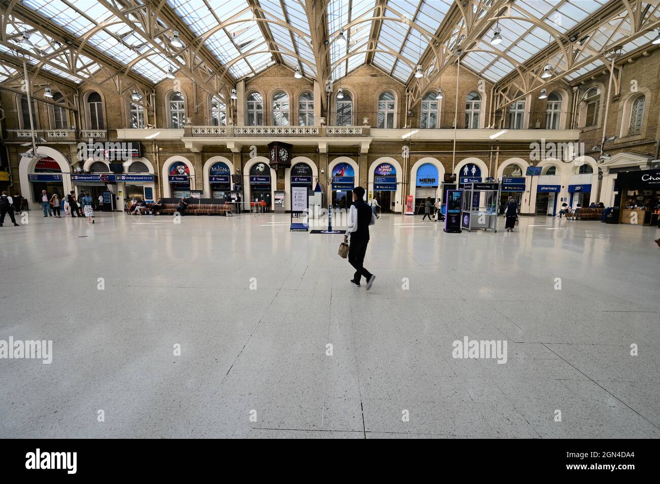 Commuters heading to the city of london hi-res stock photography and ...