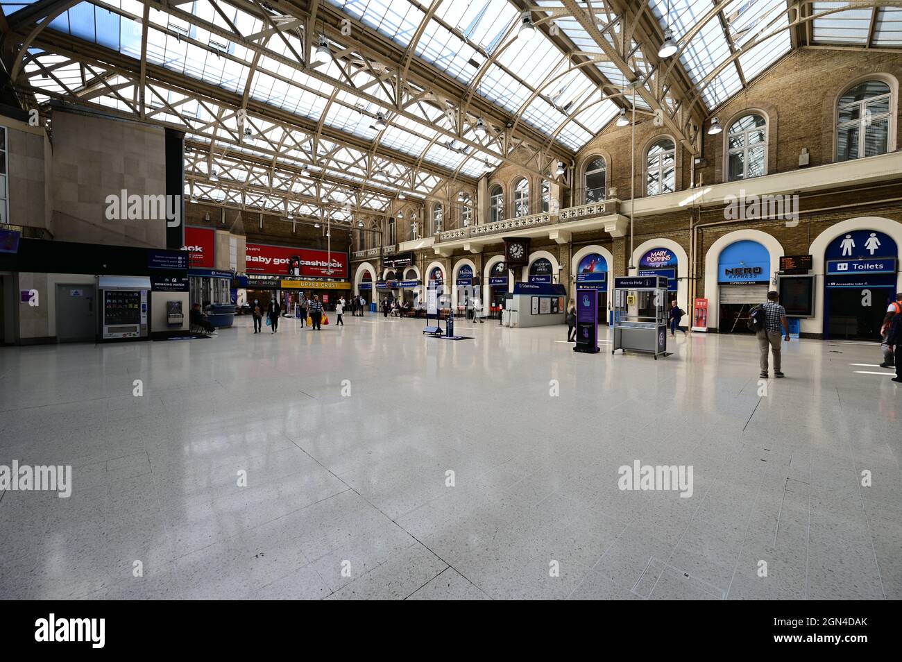 Commuters heading to the city of london hi-res stock photography and ...