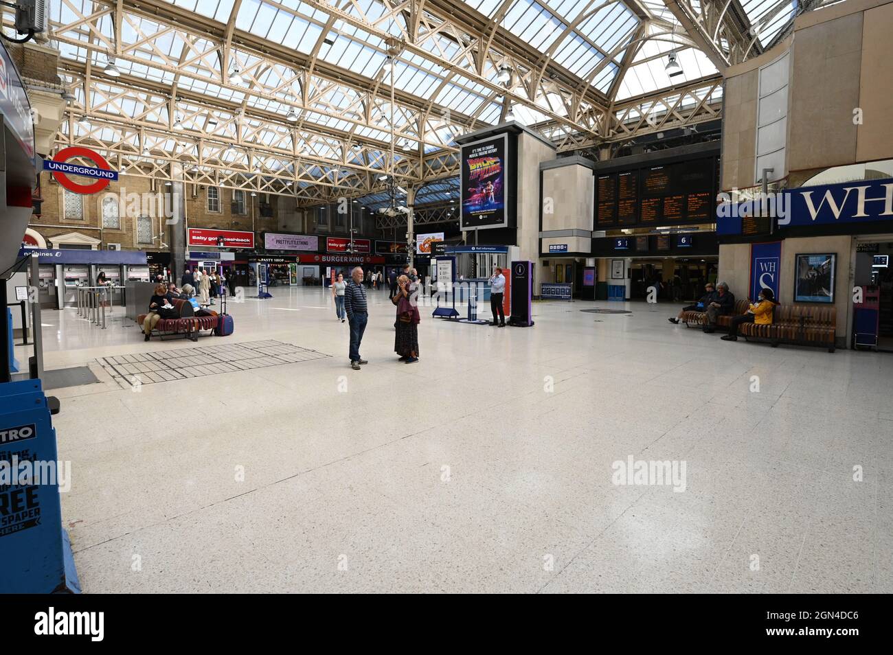 Commuters heading to the city of london hi-res stock photography and ...