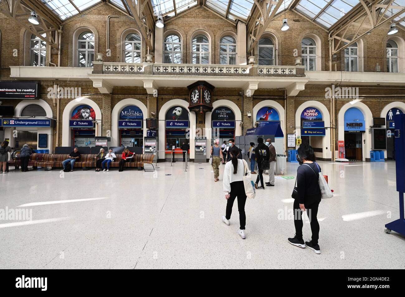 Commuters heading to the city of london hi-res stock photography and ...