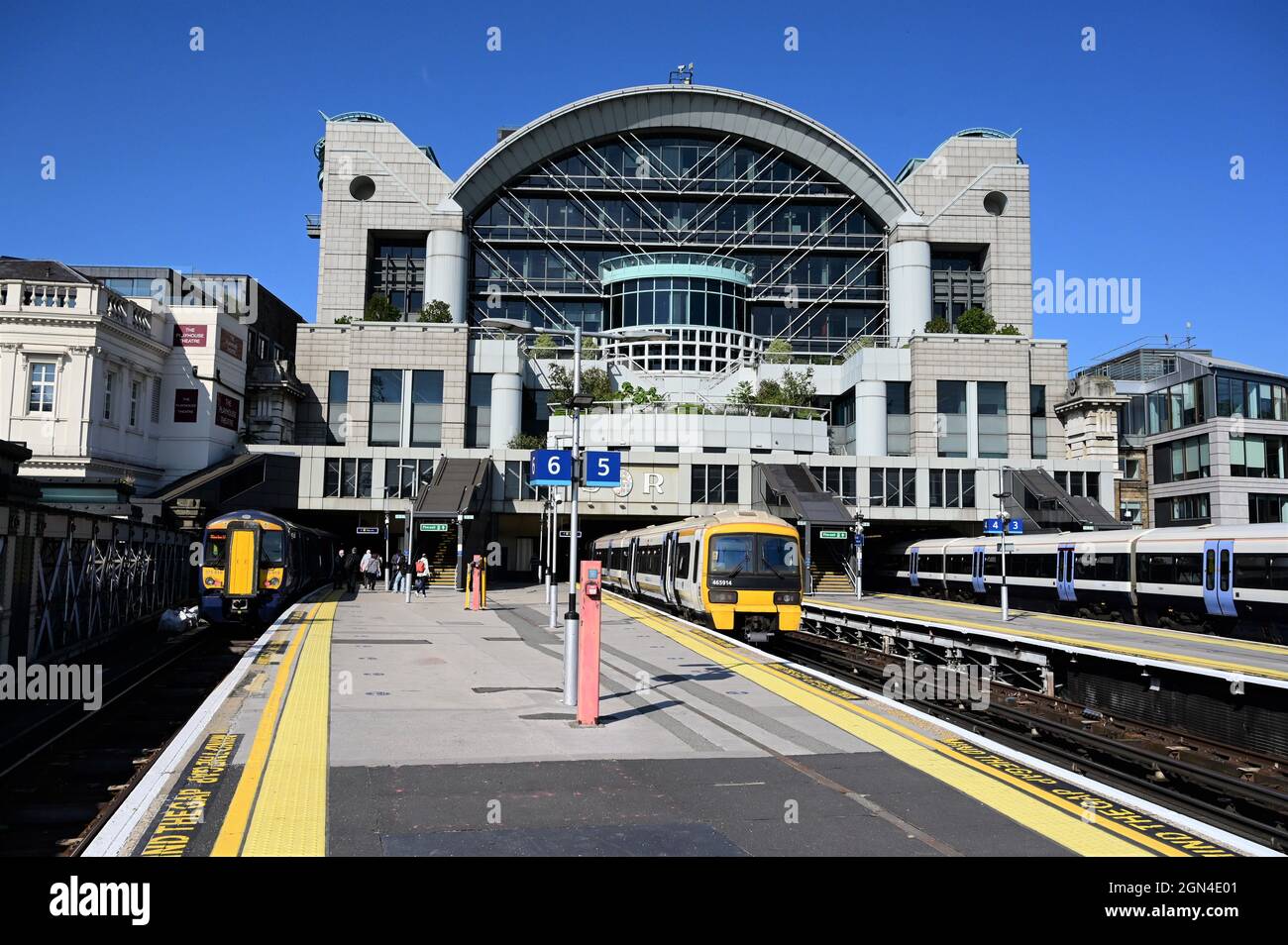 Trains at Charing Cross station Stock Photo - Alamy