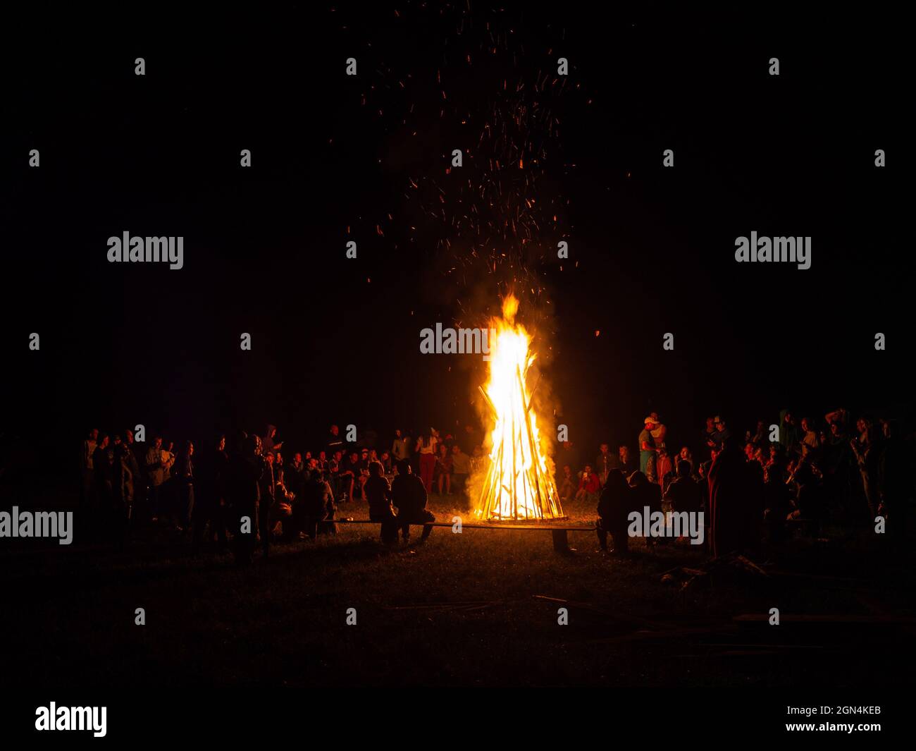 Big campfire night Stock Photo - Alamy