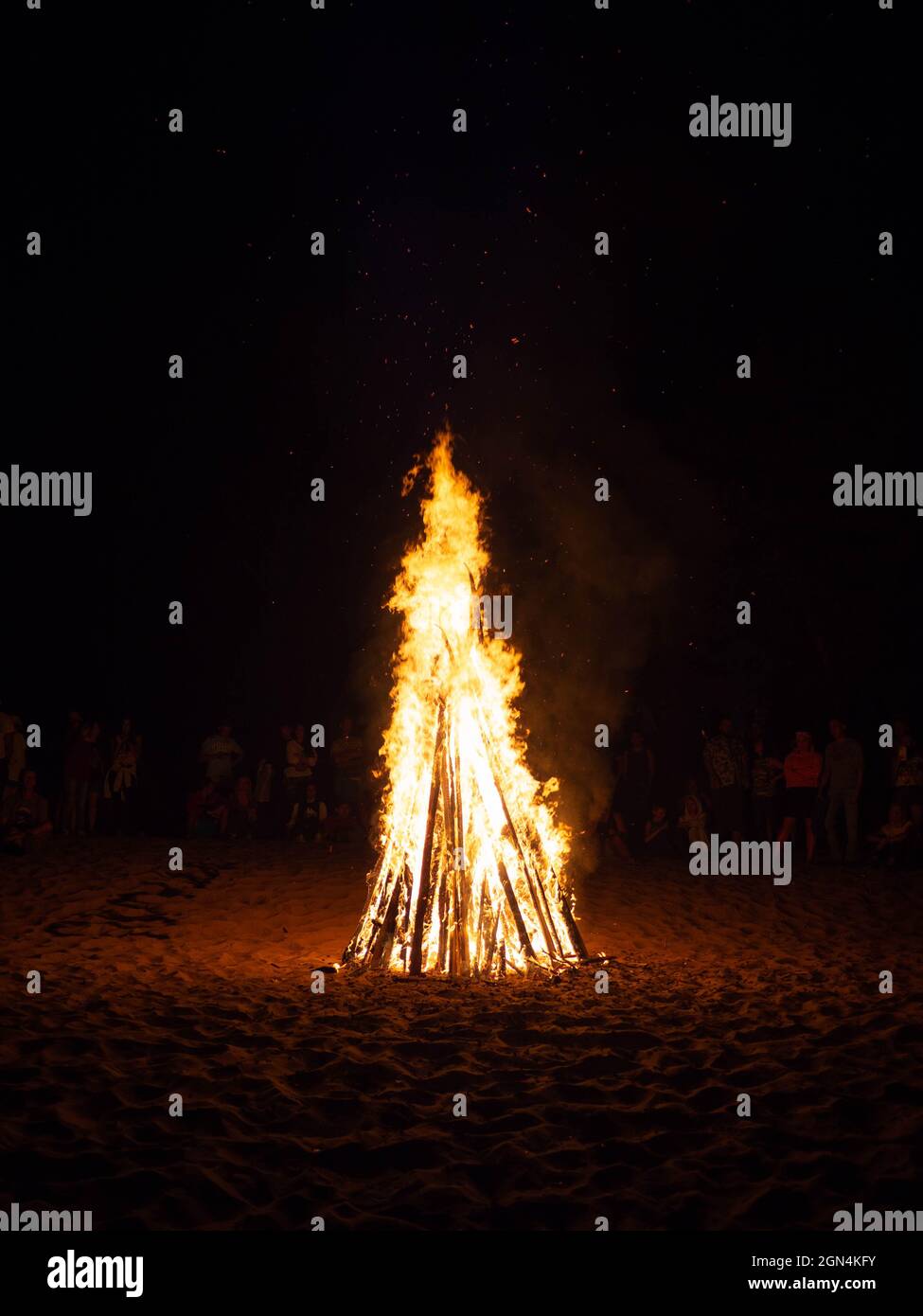 Big campfire night Stock Photo - Alamy