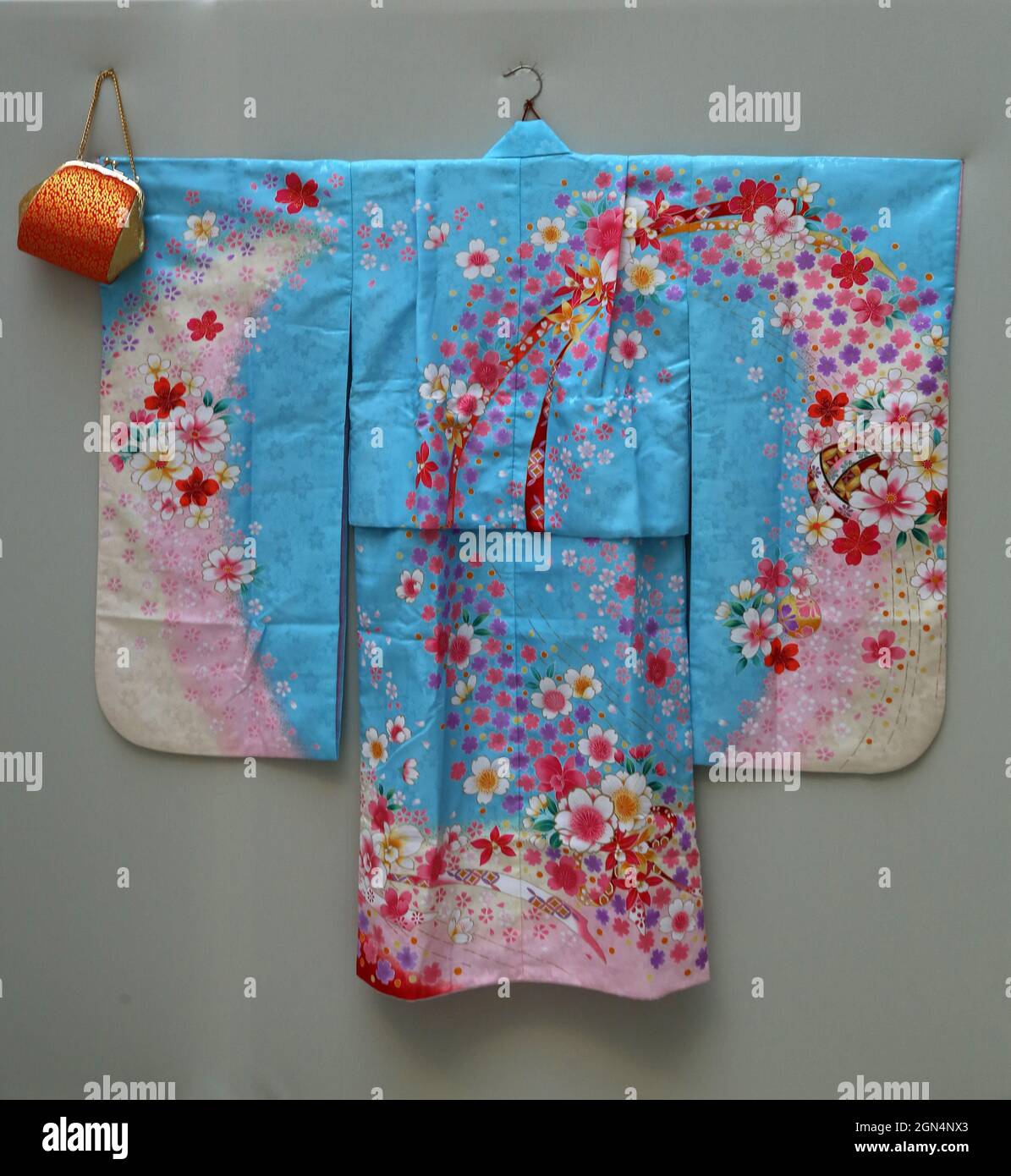 Light blue kimono hi-res stock photography and images - Alamy