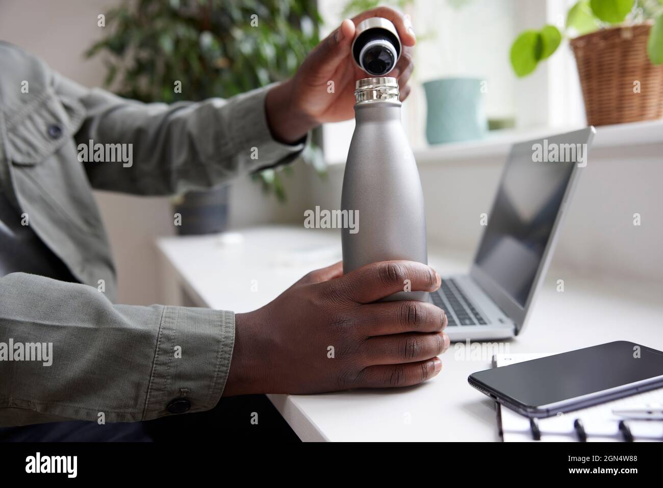 Reusable water bottle in an office hi-res stock photography and images - Alamy