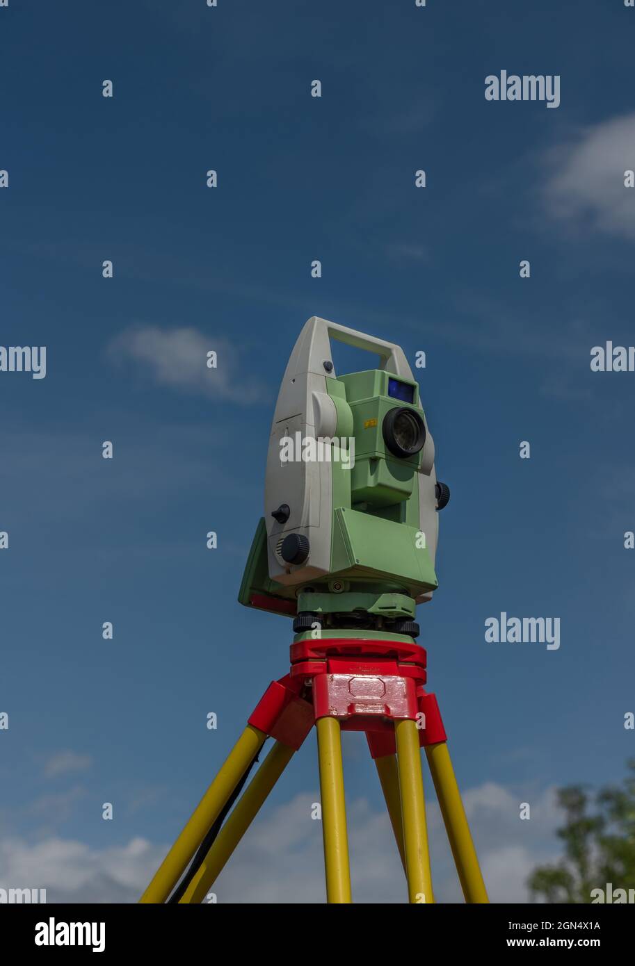 Land survey surveyor machine hi-res stock photography and images - Alamy