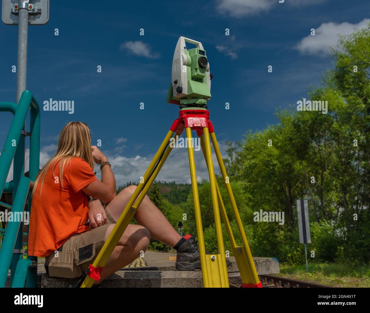 Land survey surveyor machine hi-res stock photography and images - Alamy