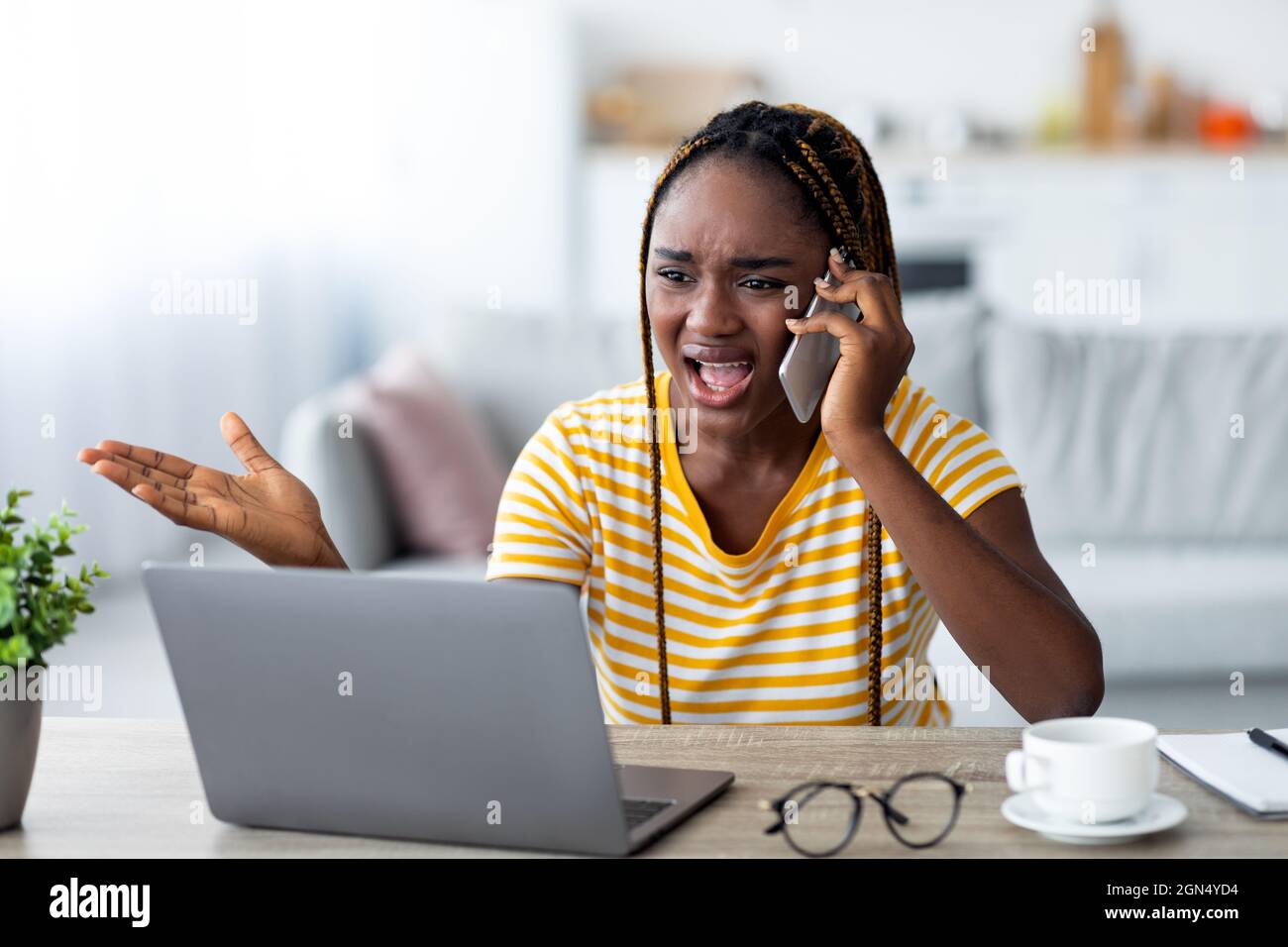 Black woman working hi-res stock photography and images - Alamy