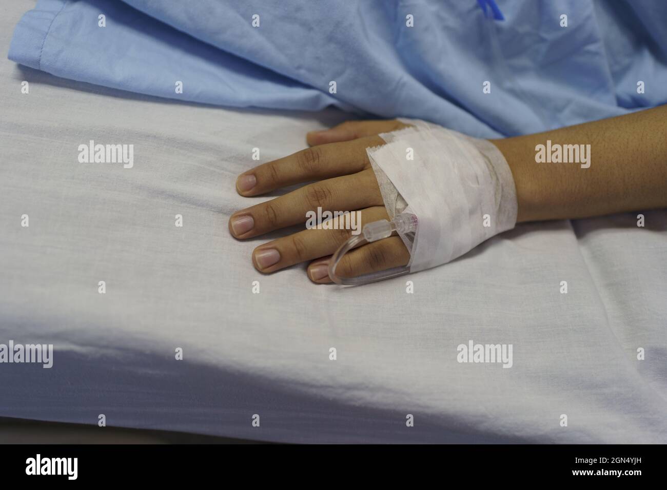 Hand receiving intravenous fluid directly into a vein Stock Photo - Alamy