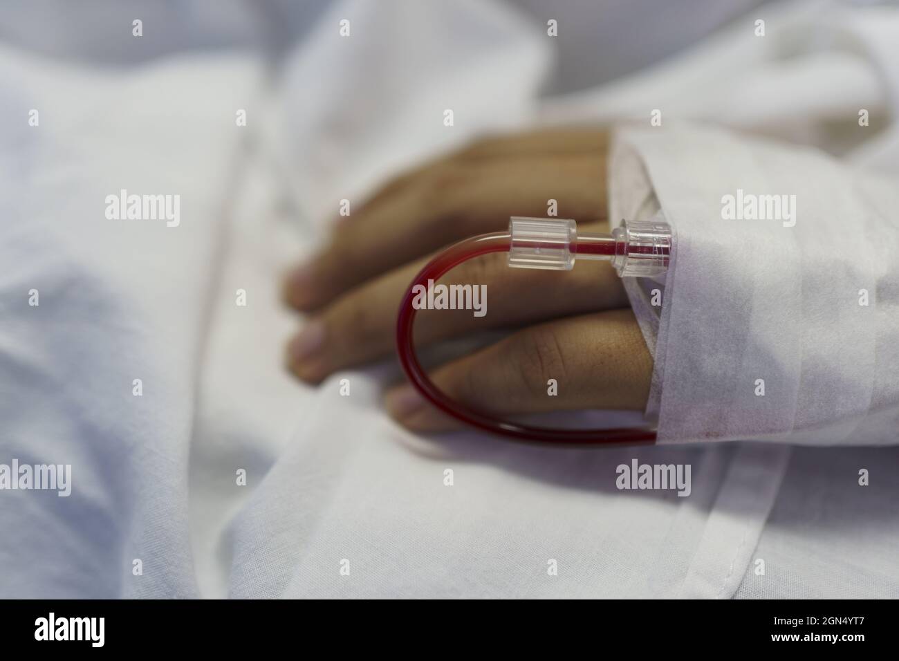 Hand receiving intravenous fluid directly into a vein Stock Photo - Alamy