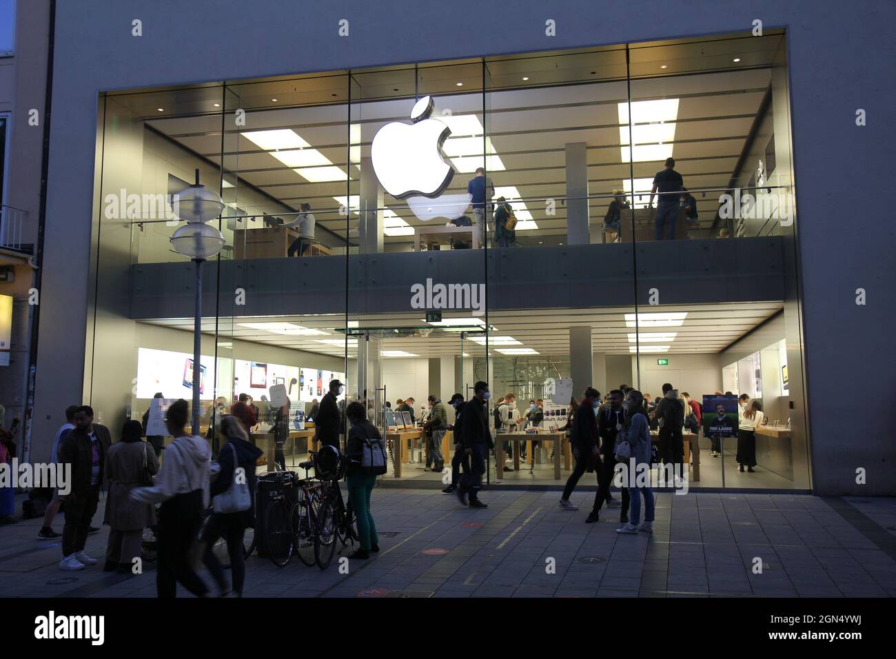 Apple store munich, apple logo illuminated in the evening Stock Photo ...