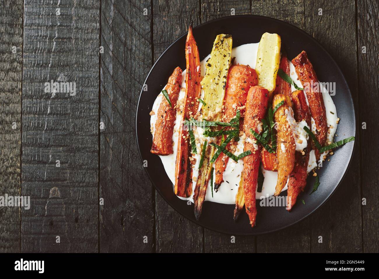 Sauce yogurt herbs spices hi-res stock photography and images - Alamy