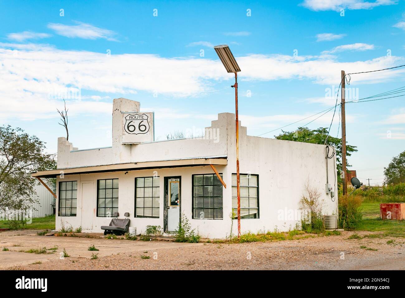 old abandoned garage in Texas on Route 66 USA Stock Photo - Alamy