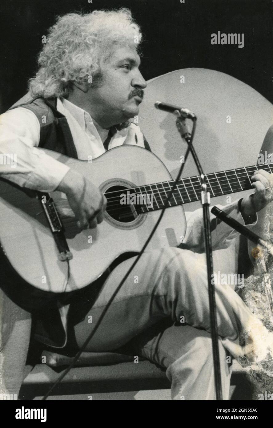 Italian singer and songwriter Bruno Lauzi, 1980s Stock Photo - Alamy
