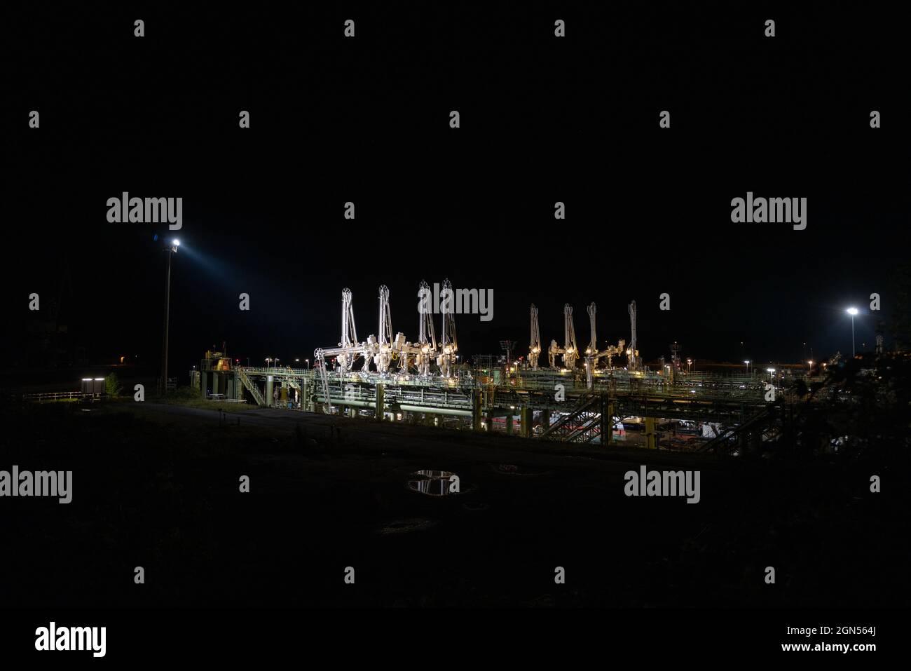 Shell wesseling oil refinery hi-res stock photography and images - Alamy