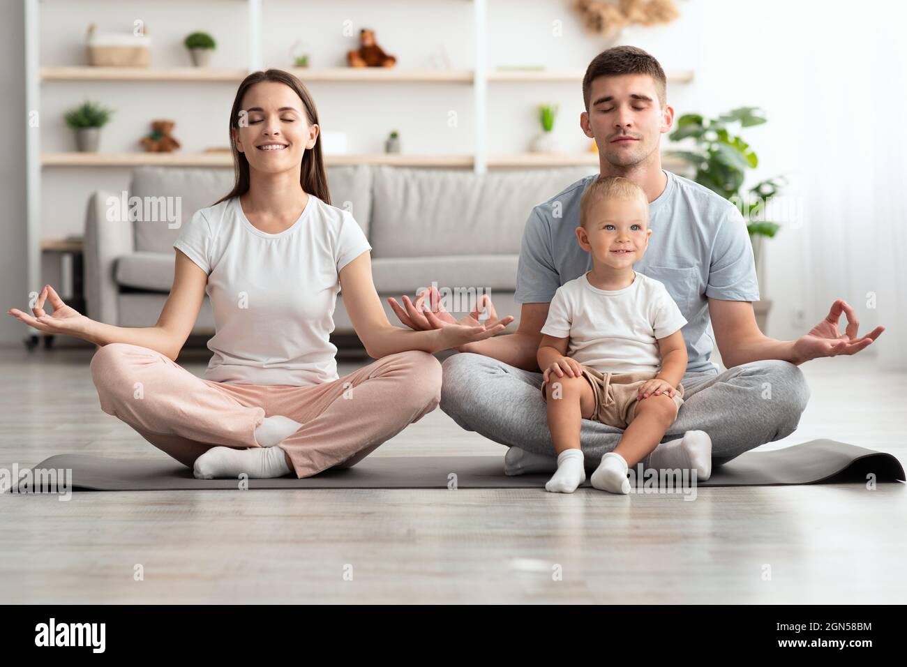 Father mother pose young daughter hi-res stock photography and images ...