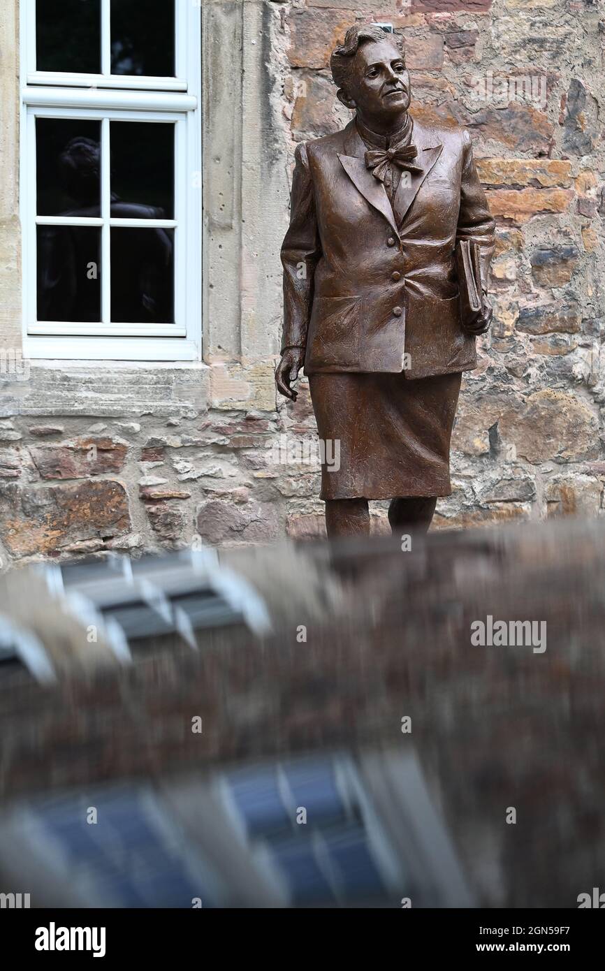 Bronze sclupture hi-res stock photography and images - Alamy
