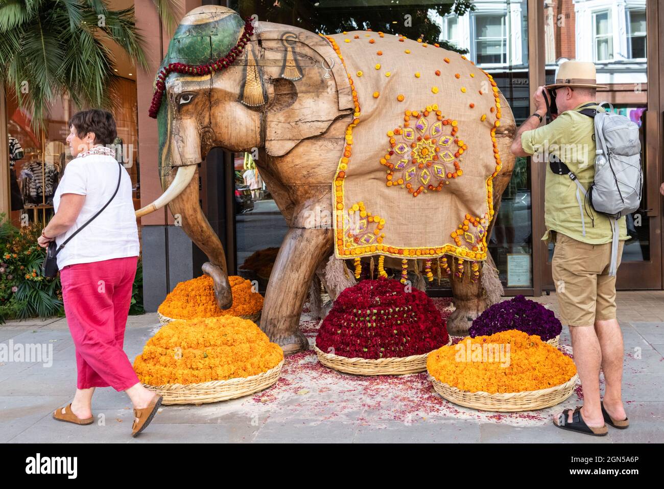 London, UK. 22nd Sep, 2021. Passers-by look at the two life-sized ...