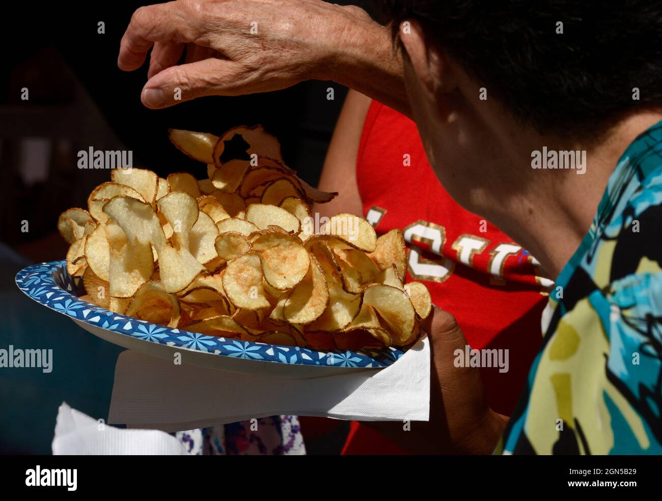 Street vendor food potato chips hi-res stock photography and images - Alamy