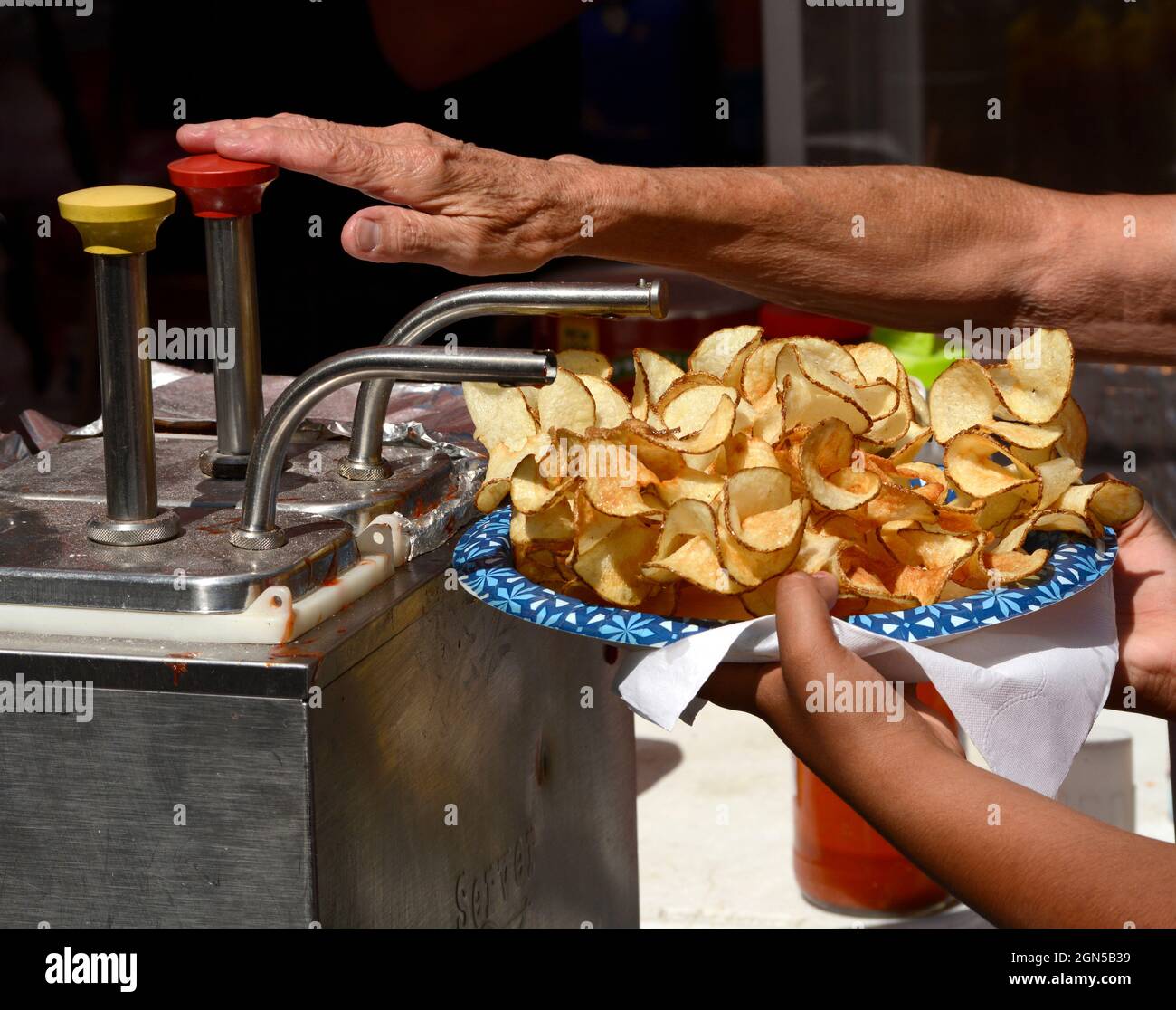 Street vendor food potato chips hi-res stock photography and images - Alamy