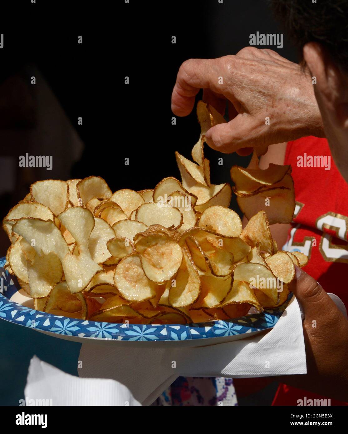Street vendor food potato chips hi-res stock photography and images - Alamy