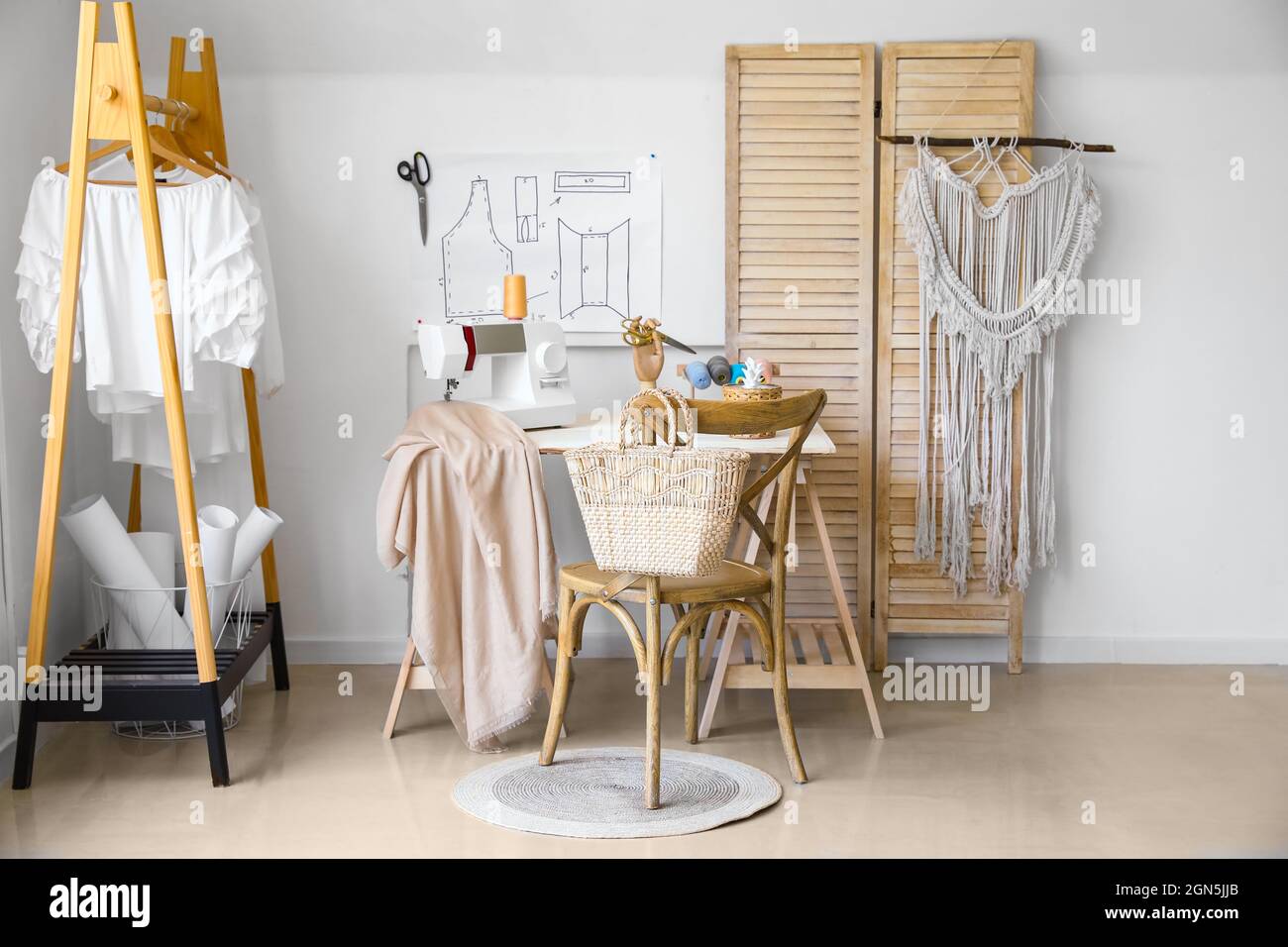 Tailor's workplace with sewing machine in modern atelier Stock Photo - Alamy