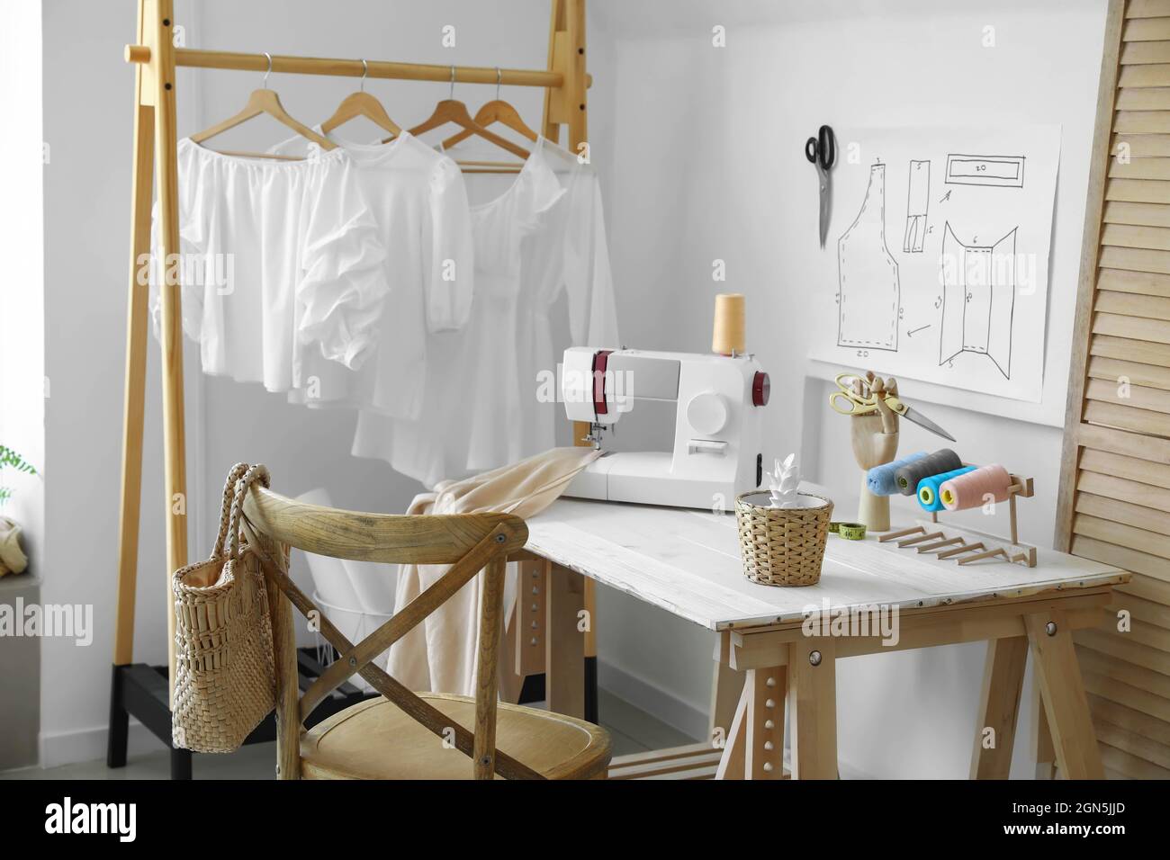 Tailor's workplace with sewing machine in atelier Stock Photo - Alamy