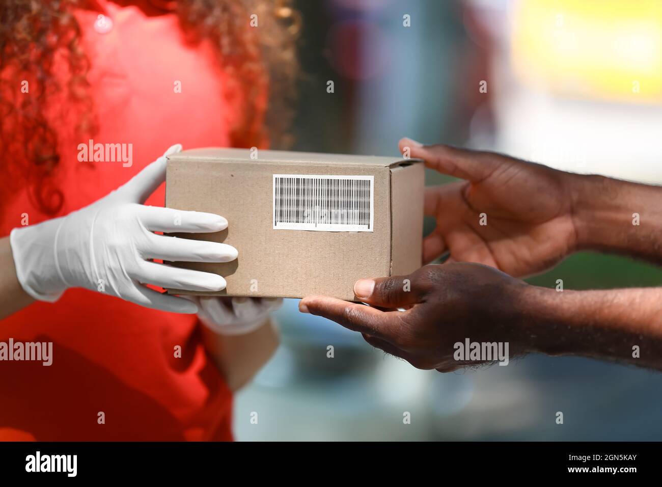 Customer receiving parcel from courier Stock Photo - Alamy