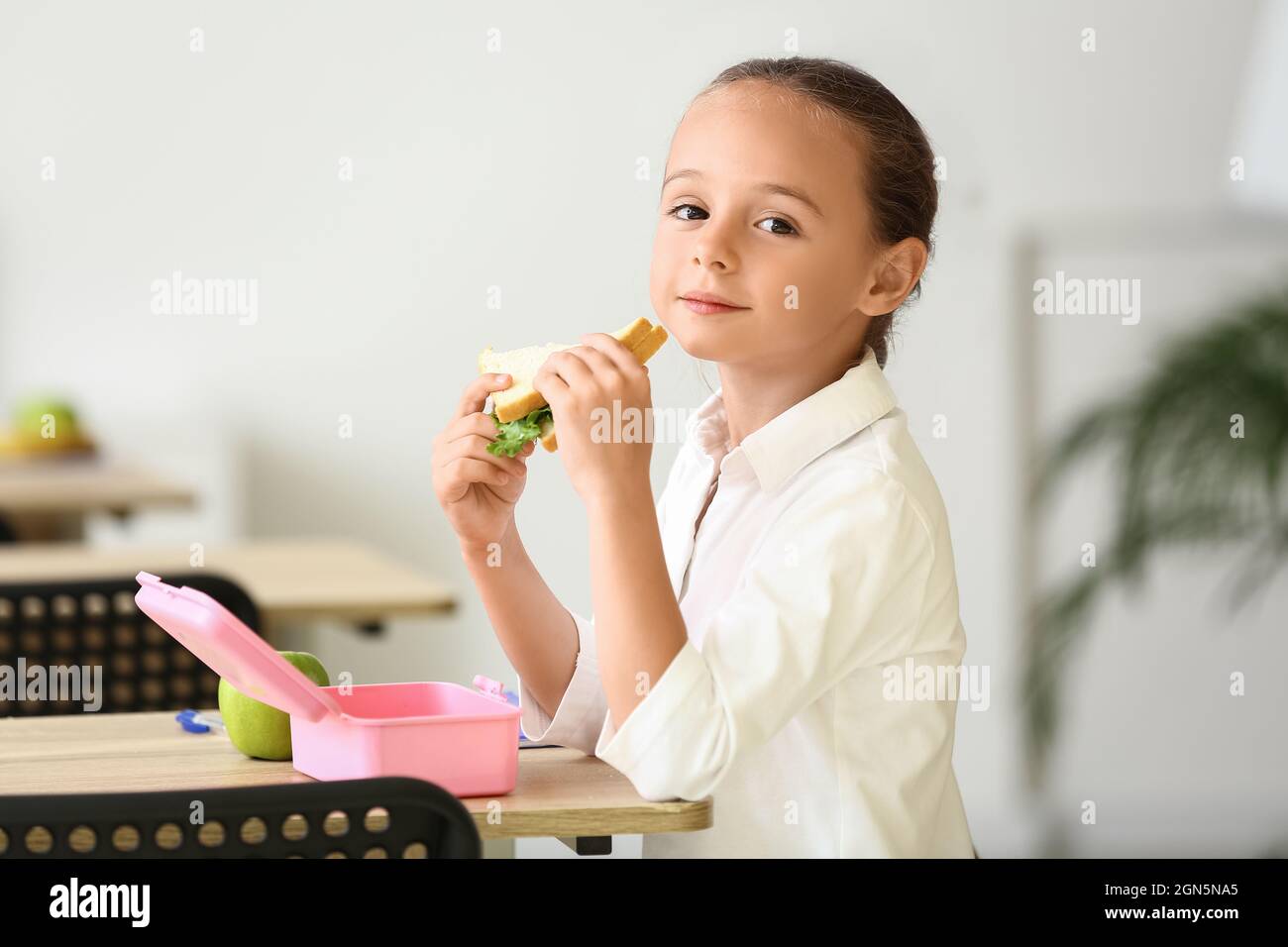 Cute little girl having lunch at school Stock Photo - Alamy