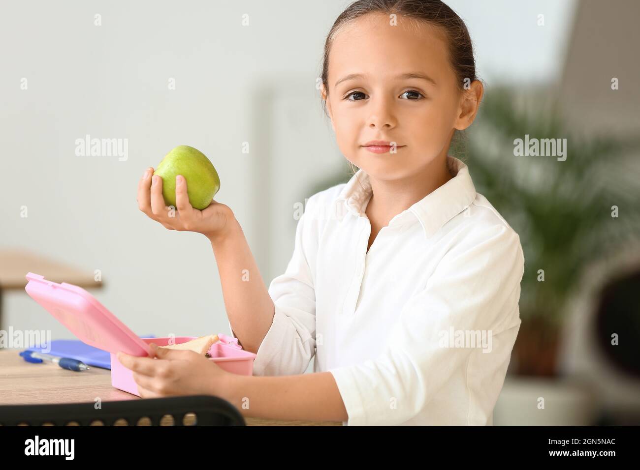 Cute little girl having lunch at school Stock Photo - Alamy