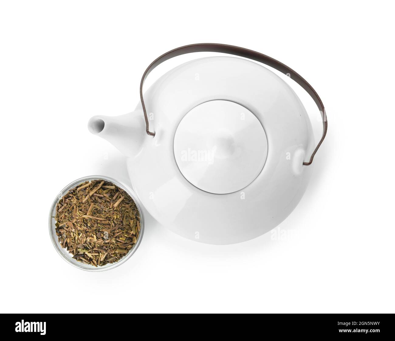Tea pot and bowl of dry hojicha green tea on white background Stock ...